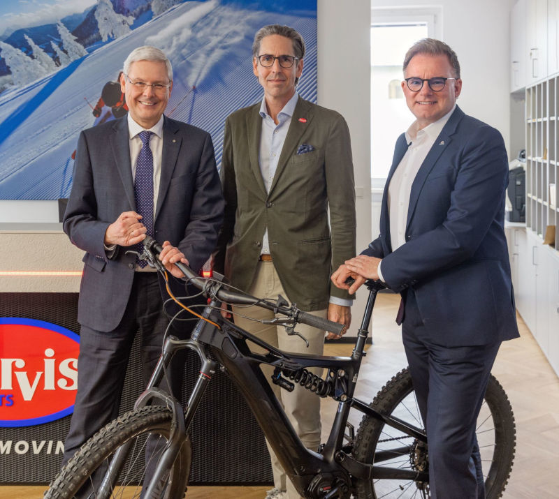 Uniqa startet neue Kooperation mit Hervis - VersicherungsJournal Österreich
